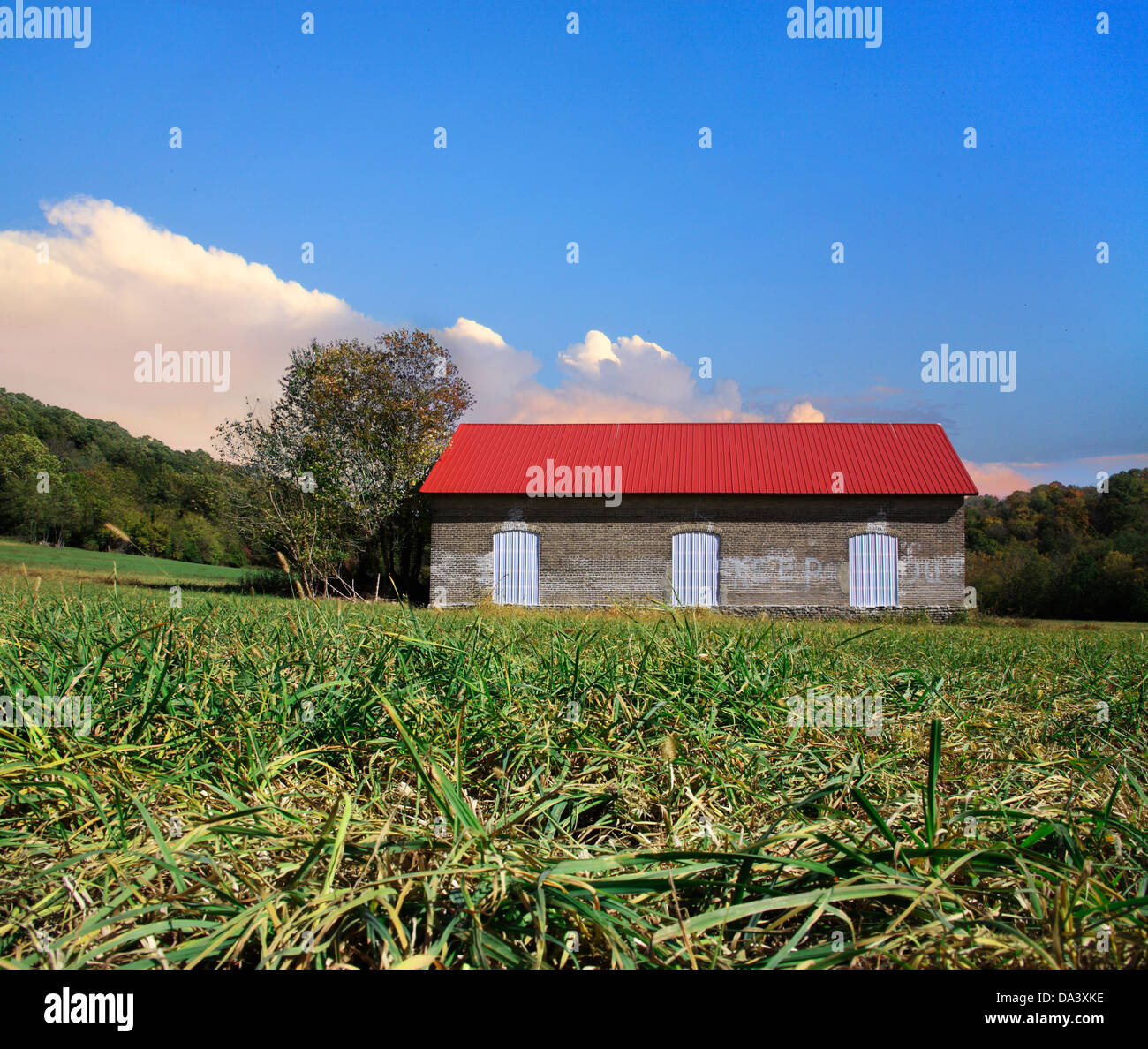 Blue roof barn hi-res stock photography and images - Alamy
