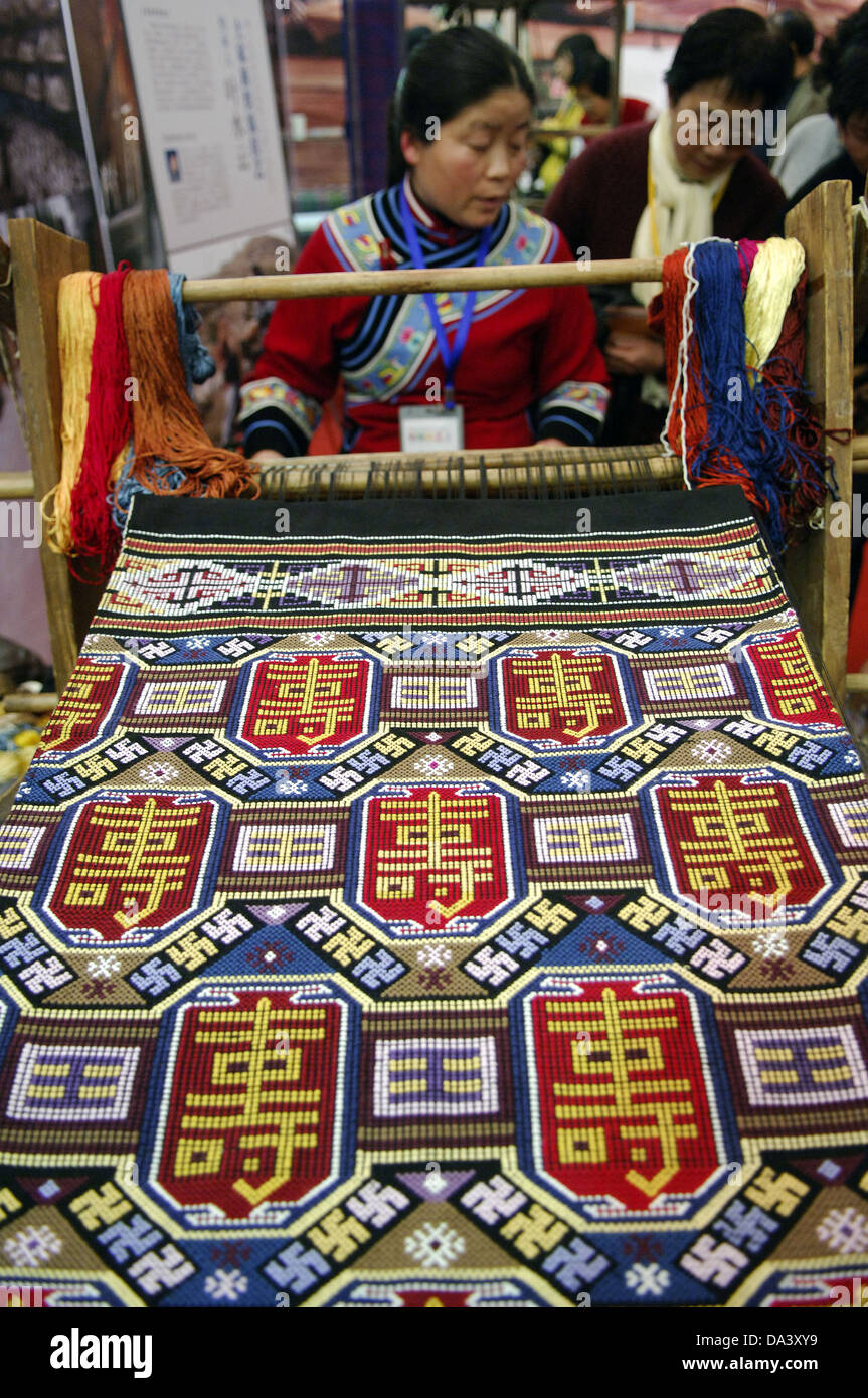 Chinese traditional weaving technique Stock Photo - Alamy