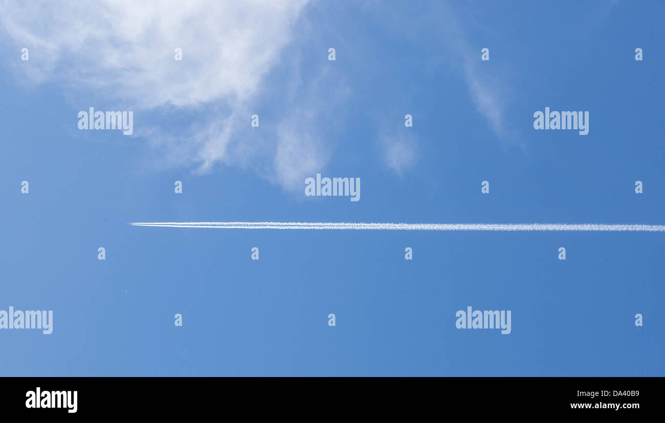 Jet trail sky hi-res stock photography and images - Alamy