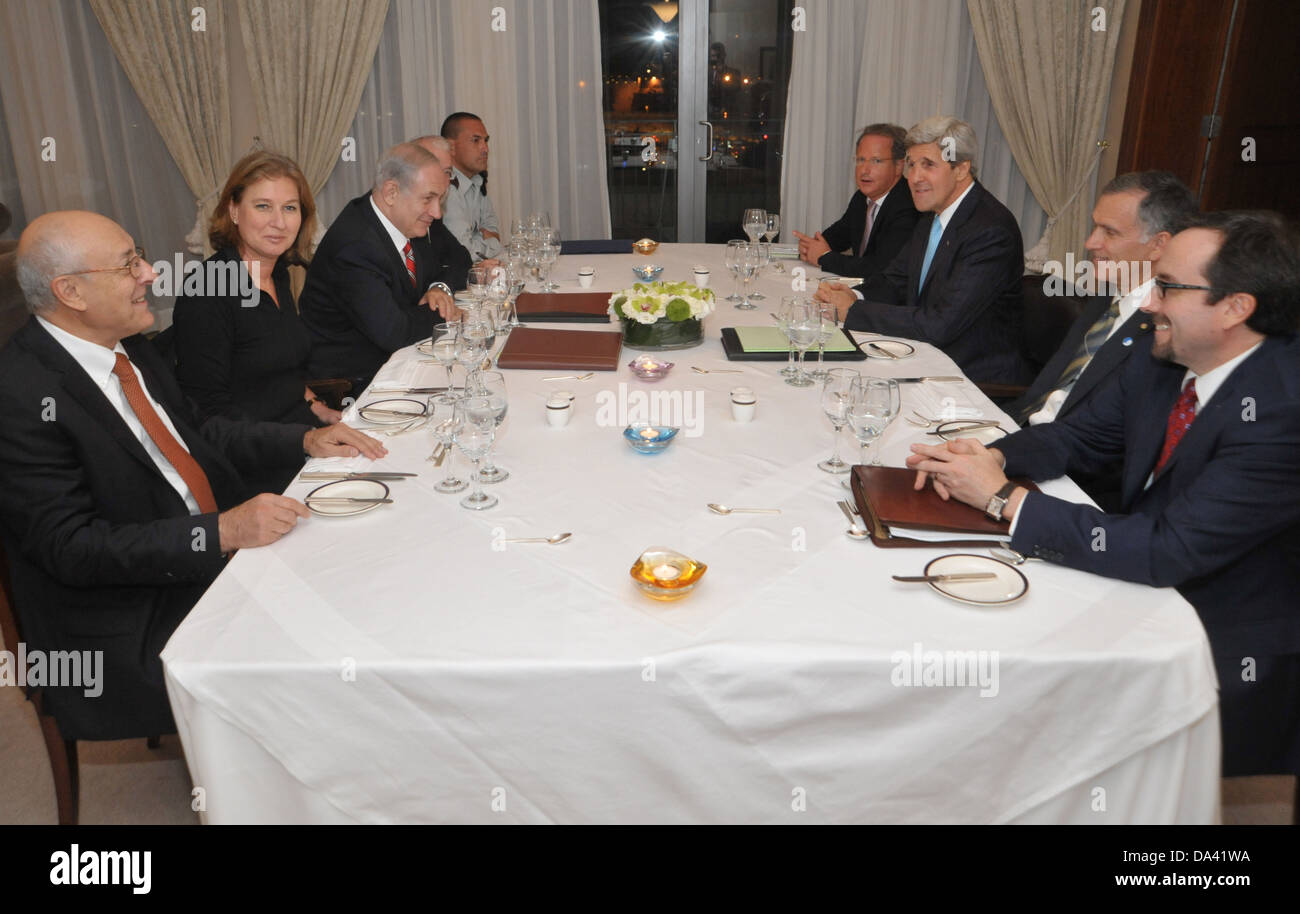 Dines hi-res stock photography and images - Alamy