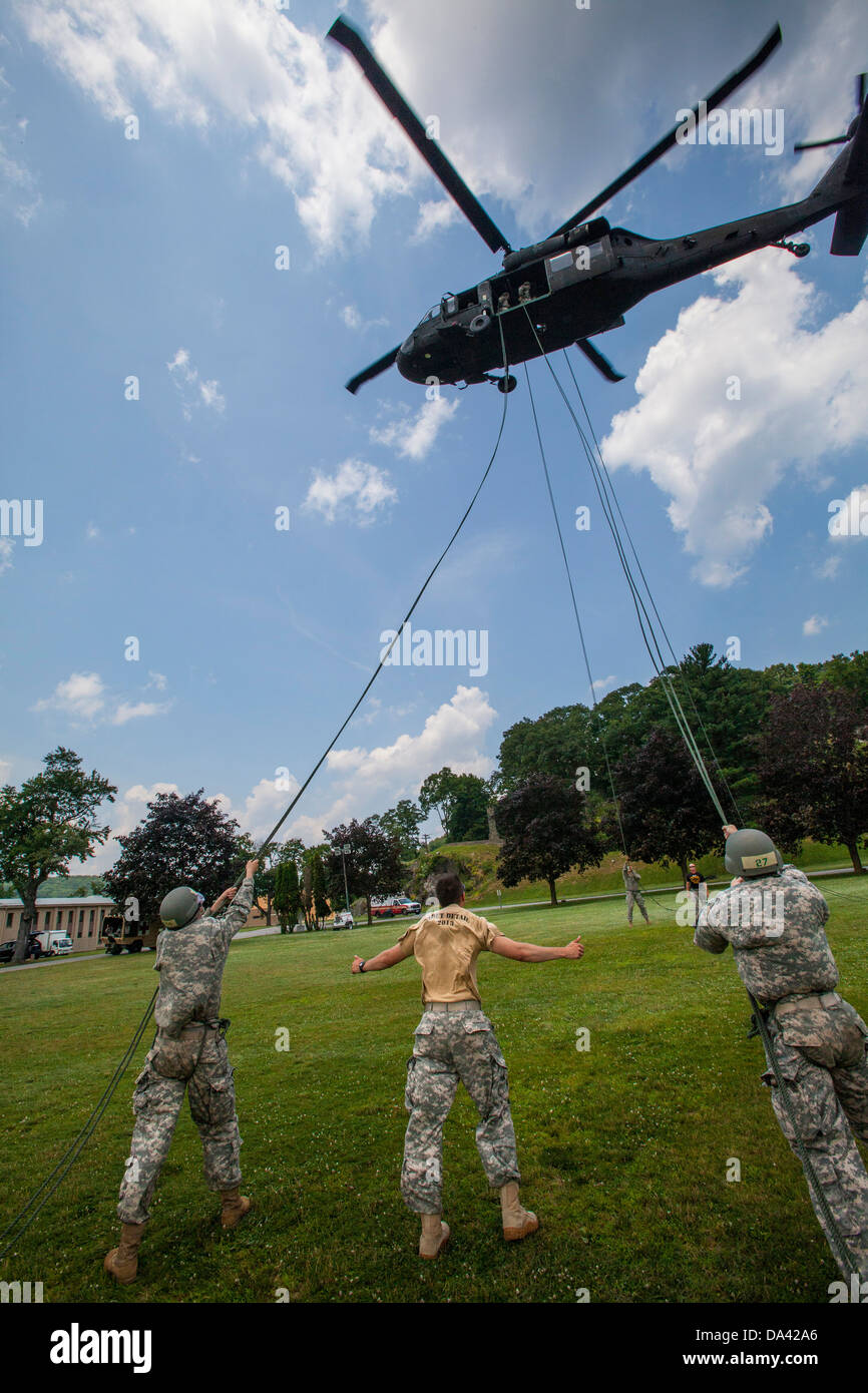 Rappelling and black hawk helicopter hi-res stock photography and ...