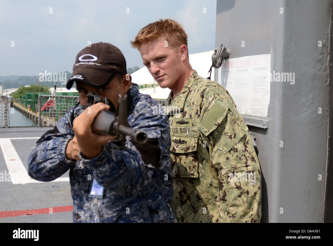 Gunners mate 1st class nicholas heidingsfelder hi-res stock photography ...