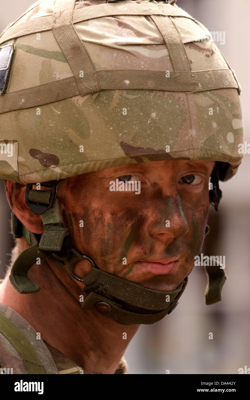 Soldier wearing camouflage hi-res stock photography and images - Alamy