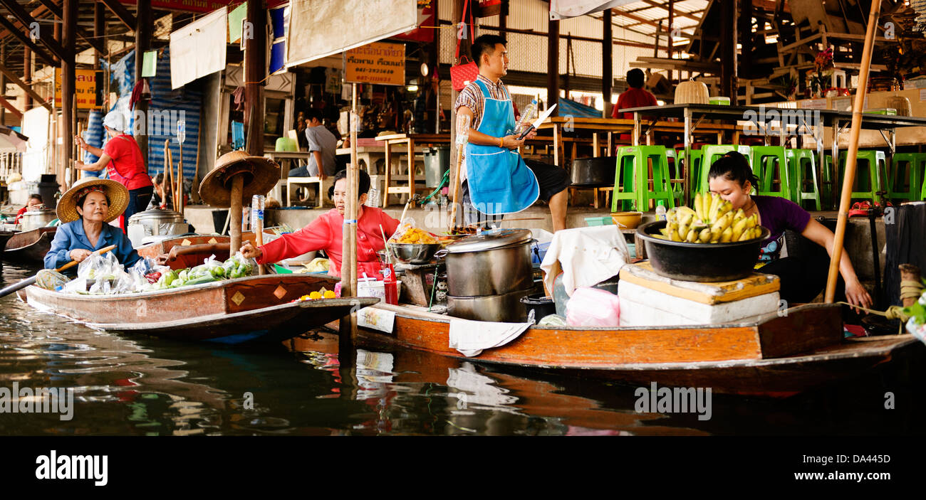 At the Damnoen Saduak Floating Market Stock Photo - Alamy
