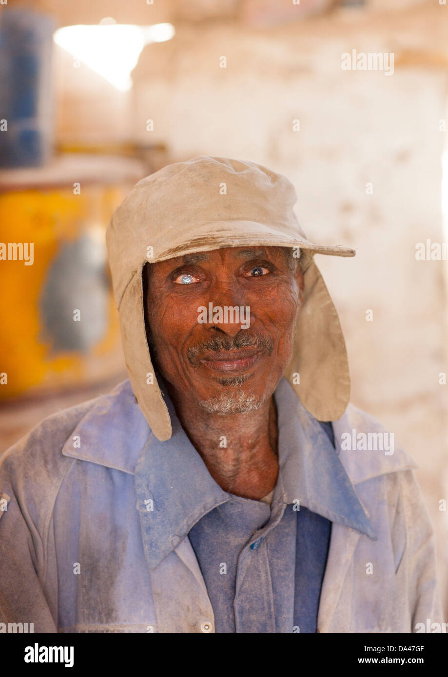One Eyed Man In A Mill, Dekemhare, Eritrea Stock Photo - Alamy