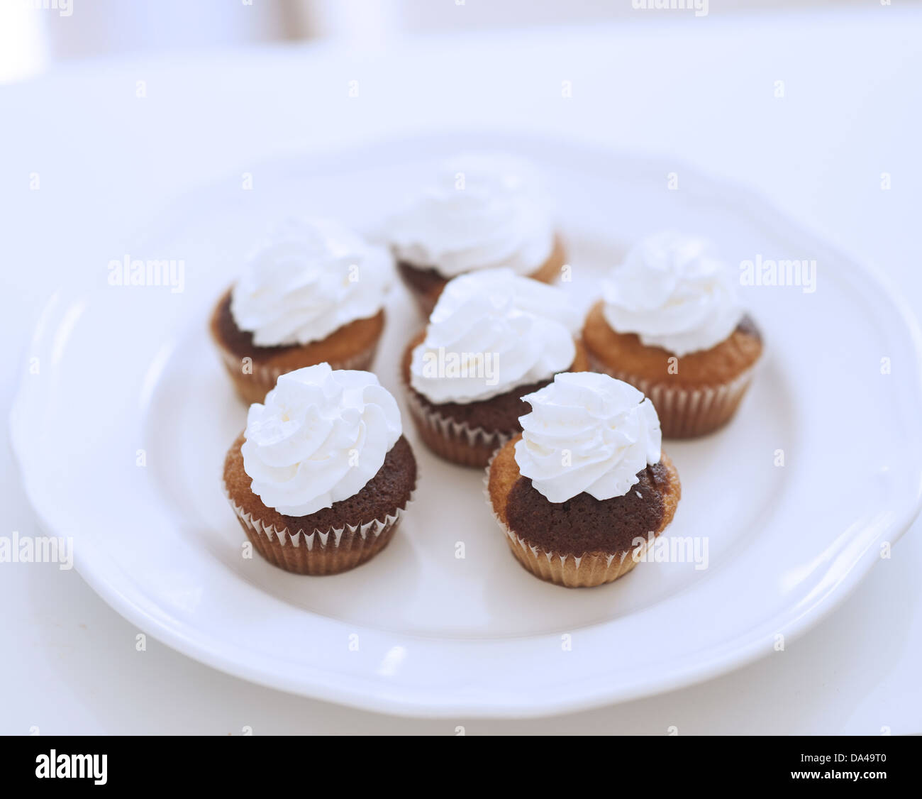 Cup cakes plate hi-res stock photography and images - Alamy