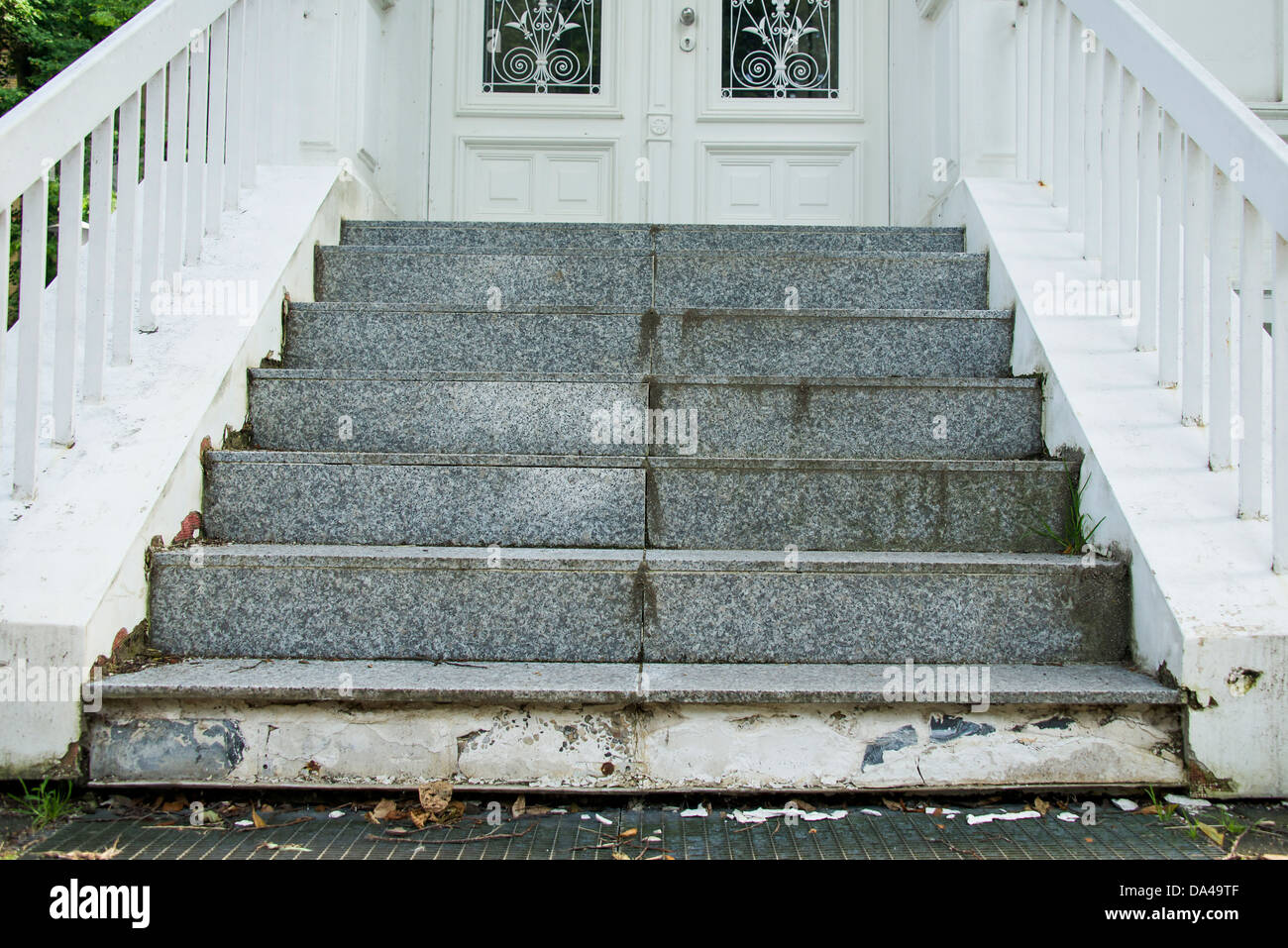 Damaged stairs hi-res stock photography and images - Alamy