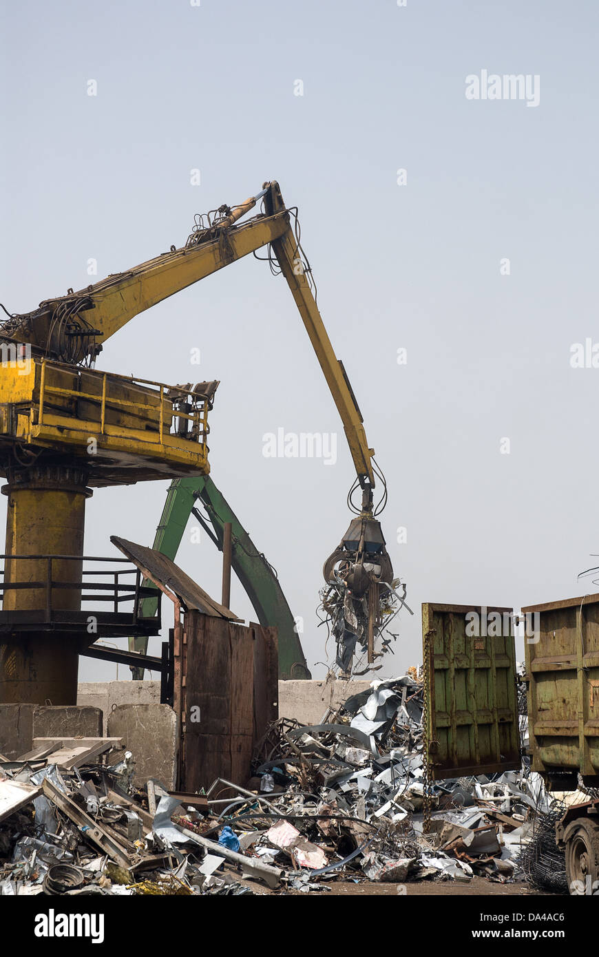Crane with hydraulic gripper moving metal scrap for recycling Stock ...