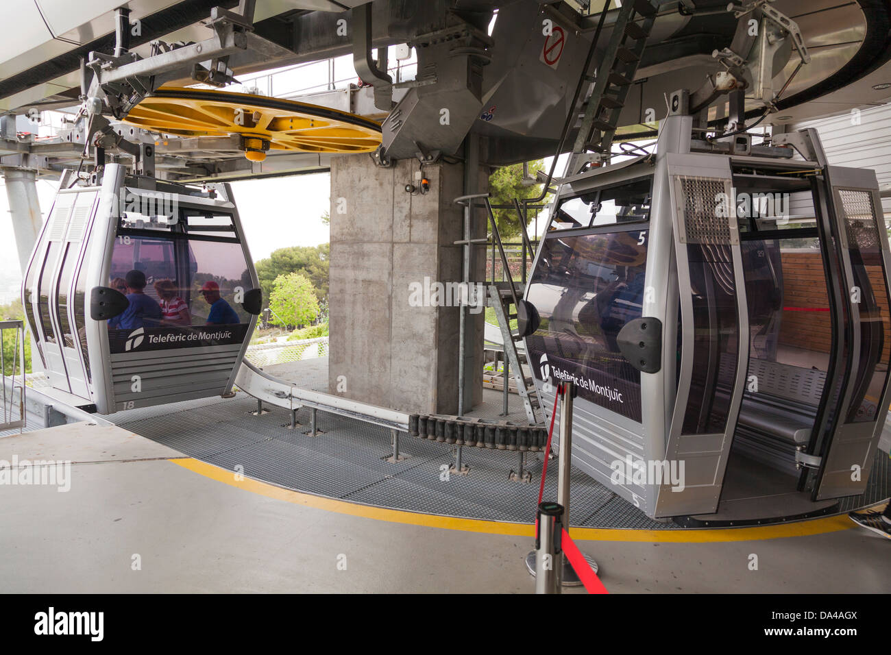 The Montjuic cable car disembarkation at Montjuïc castle terminal Stock ...