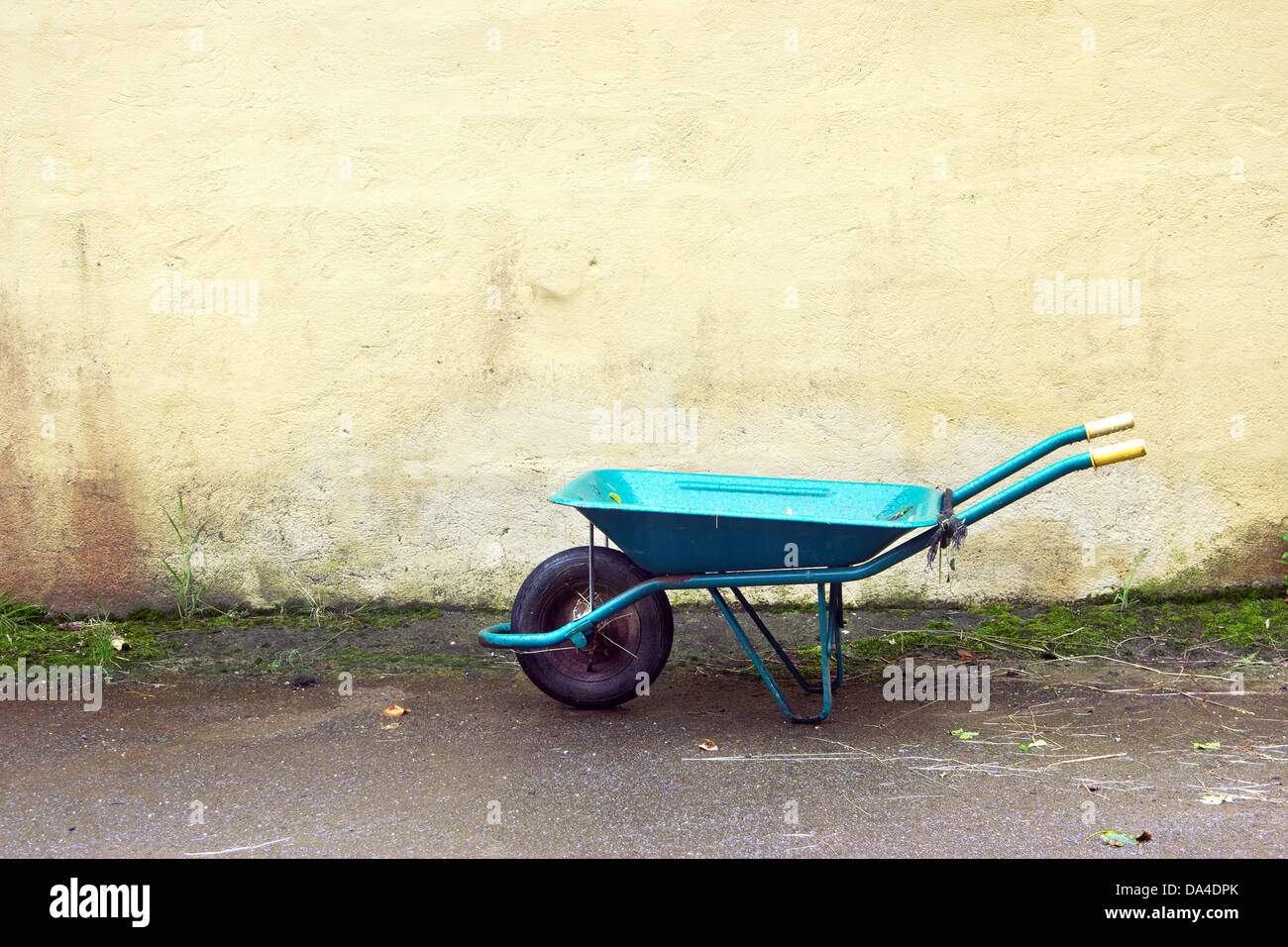 Wheelbarrow hi-res stock photography and images - Alamy