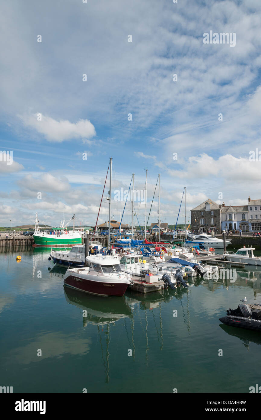 Padstow harbour boats hi-res stock photography and images - Alamy