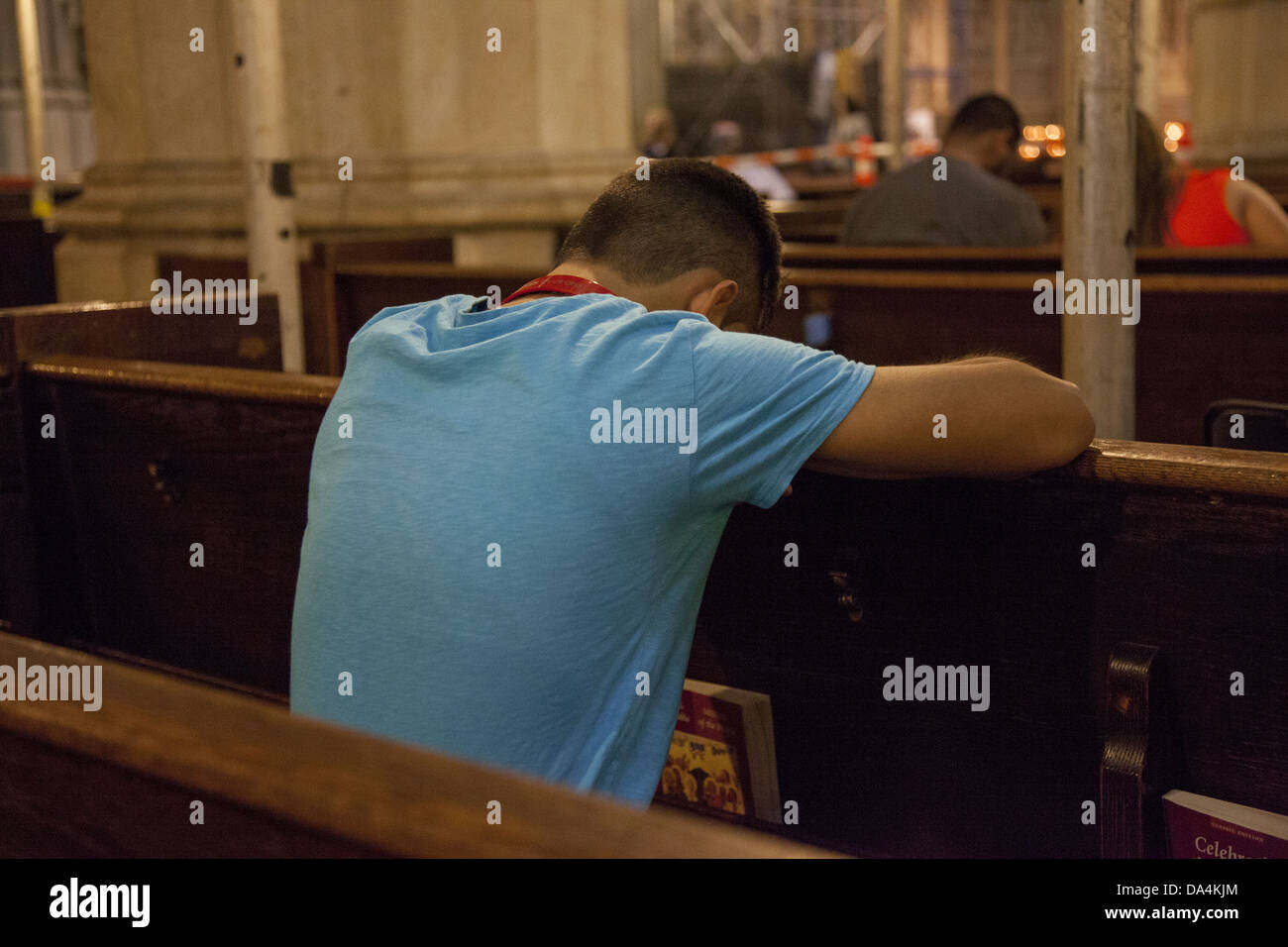 Man praying st patricks cathedral hi-res stock photography and images ...