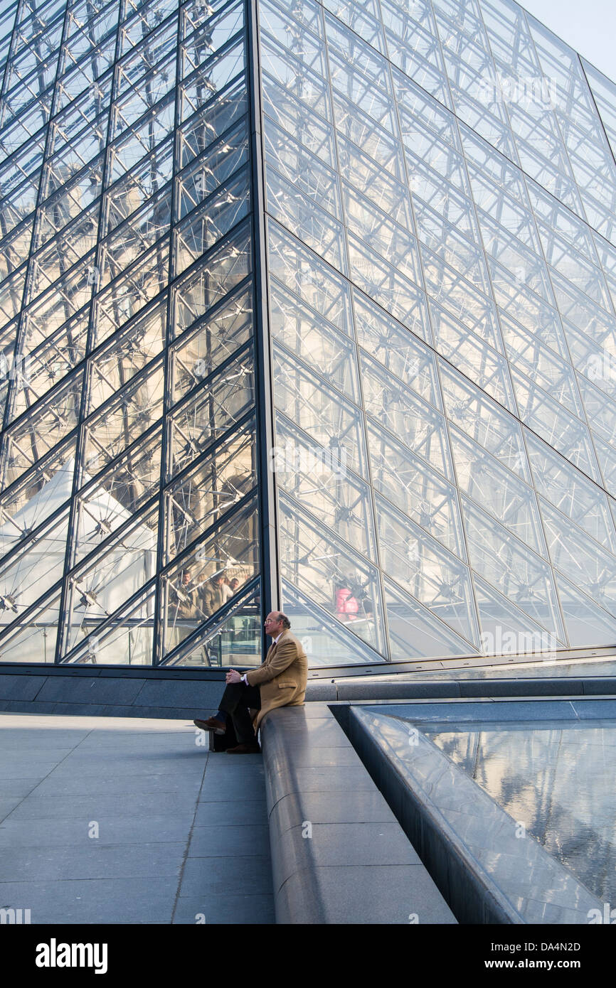 Louvre museum alone hi-res stock photography and images - Alamy