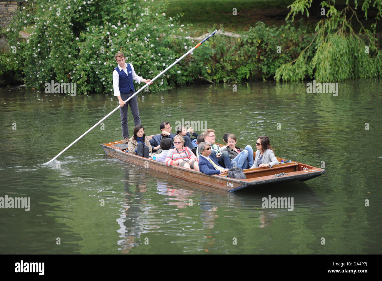 People on a sunny day punting on the River Cam in Cambridge Stock Photo ...