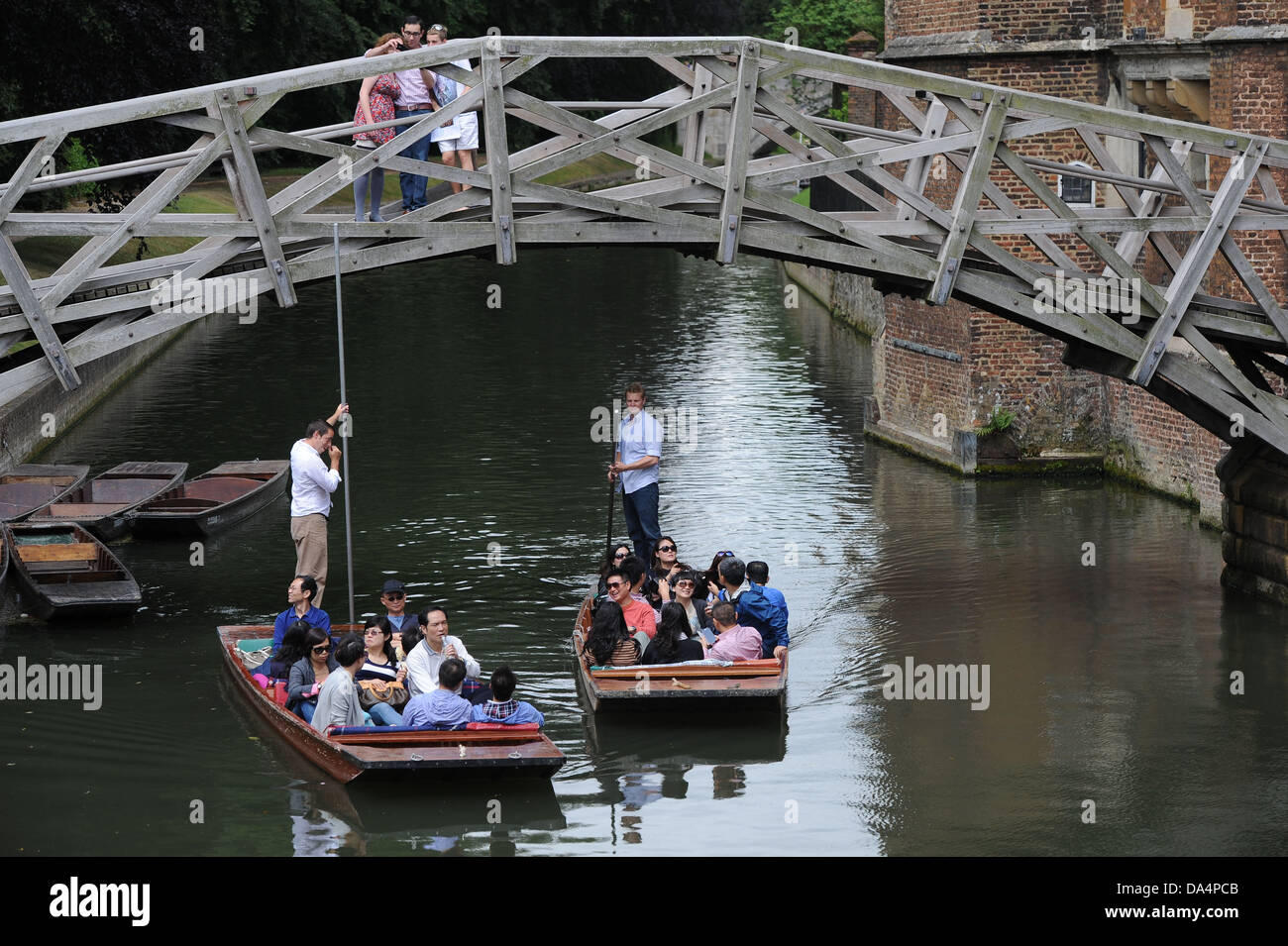 People on a sunny day punting on the River Cam in Cambridge Stock Photo ...