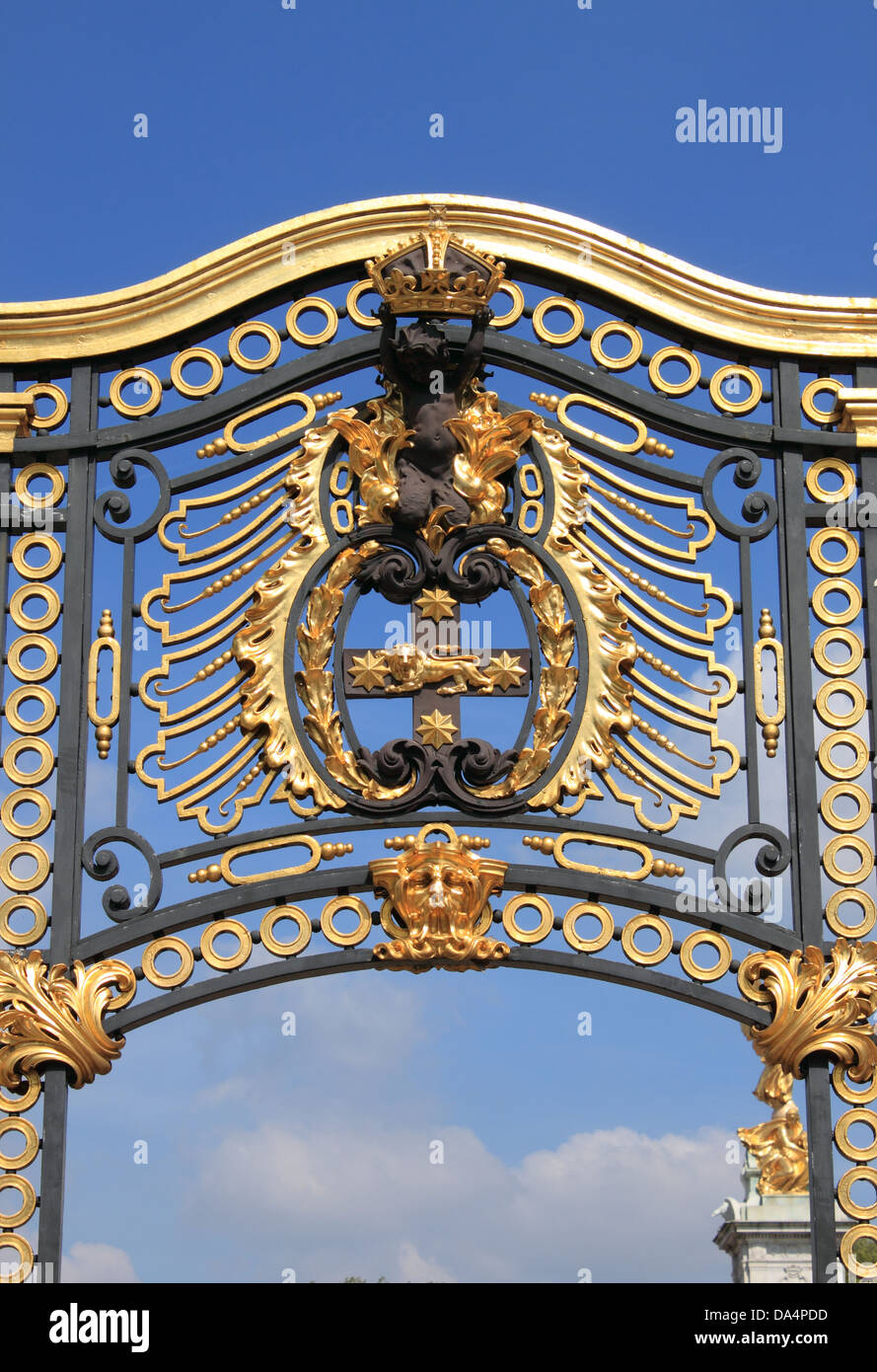 Emblem in the lateral gate of Buckingham Palace in London, UK Stock ...