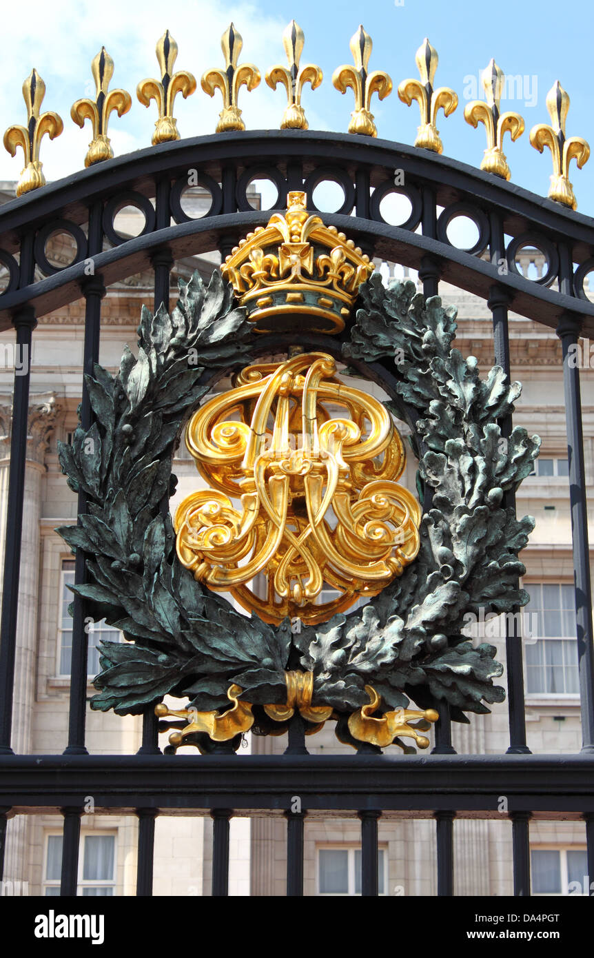 Buckingham palace front view hi-res stock photography and images - Alamy