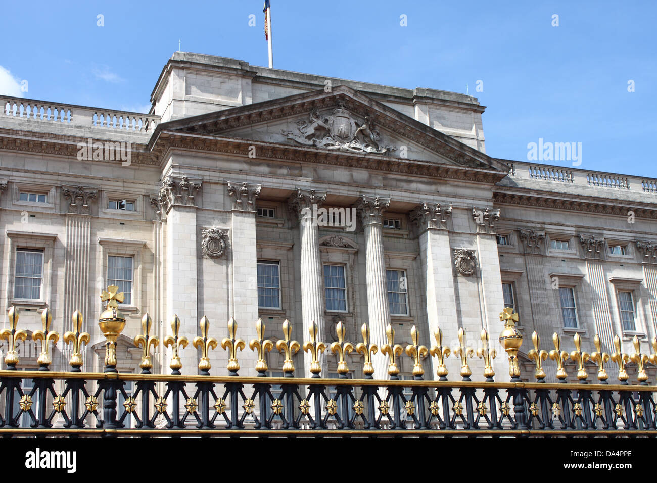 Buckingham palace facade hi-res stock photography and images - Alamy