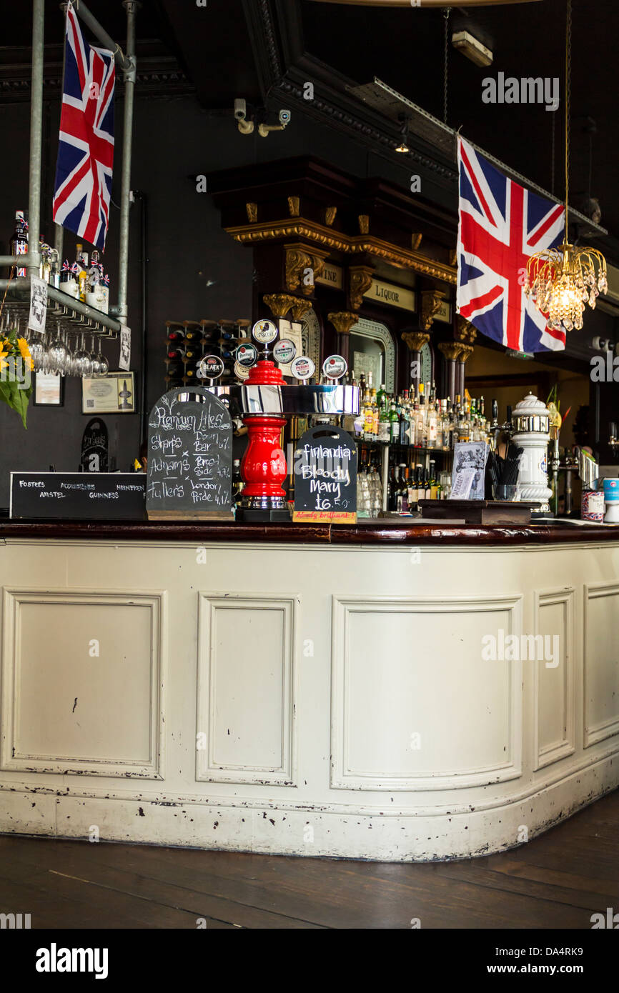 Inside old english pub hi-res stock photography and images - Alamy
