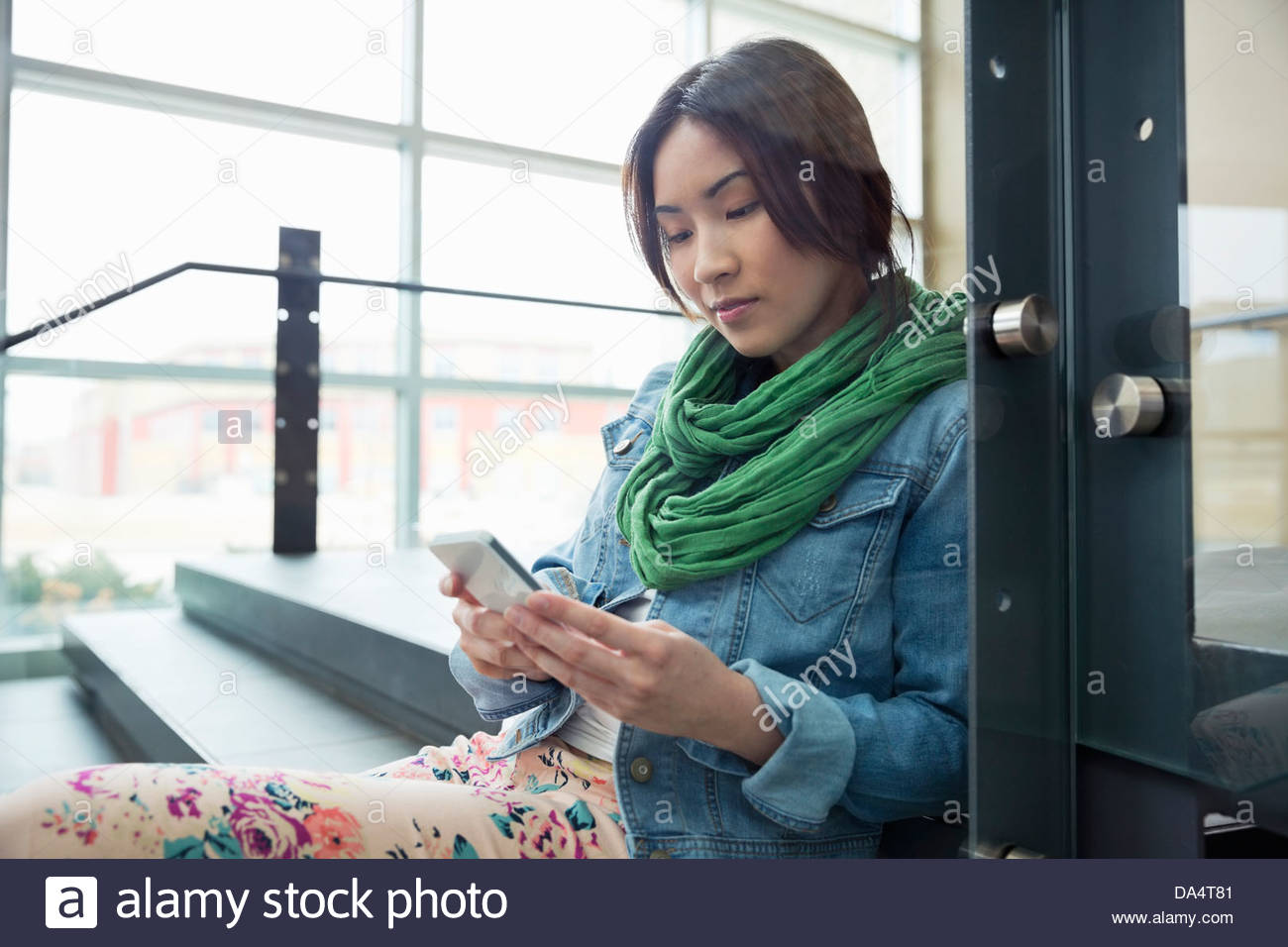 Student smartphone college hi-res stock photography and images - Alamy