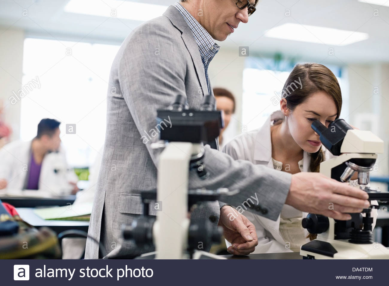 Female lab microscope hi-res stock photography and images - Alamy