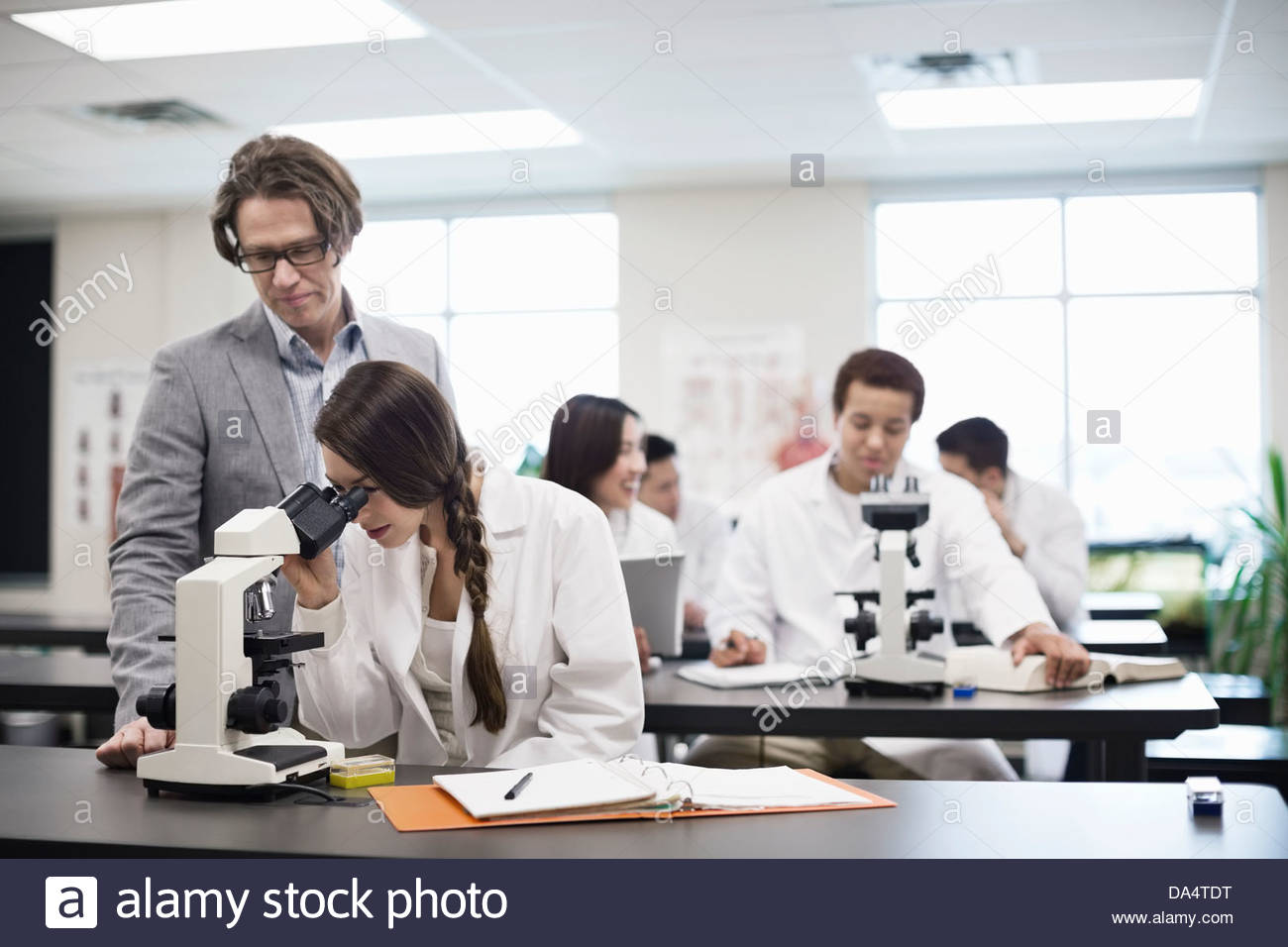 Girl student science lab hi-res stock photography and images - Alamy