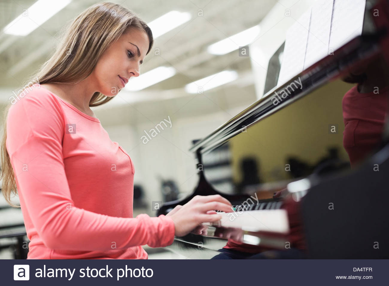 Student learning piano hi-res stock photography and images - Alamy