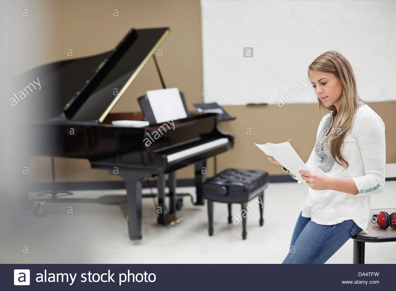 Sheet reading hi-res stock photography and images - Alamy