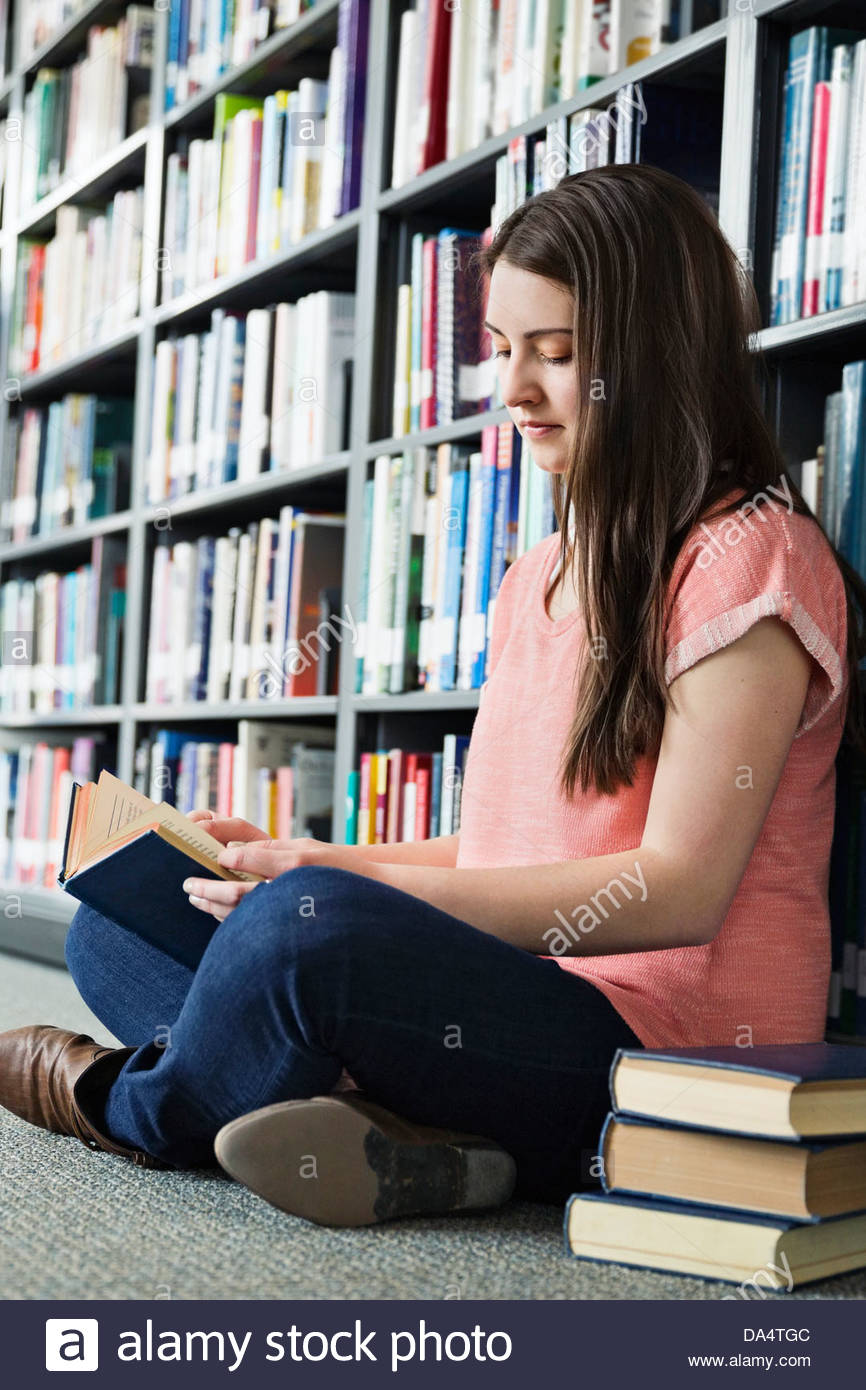 Girl reading book library floor hi-res stock photography and images - Alamy