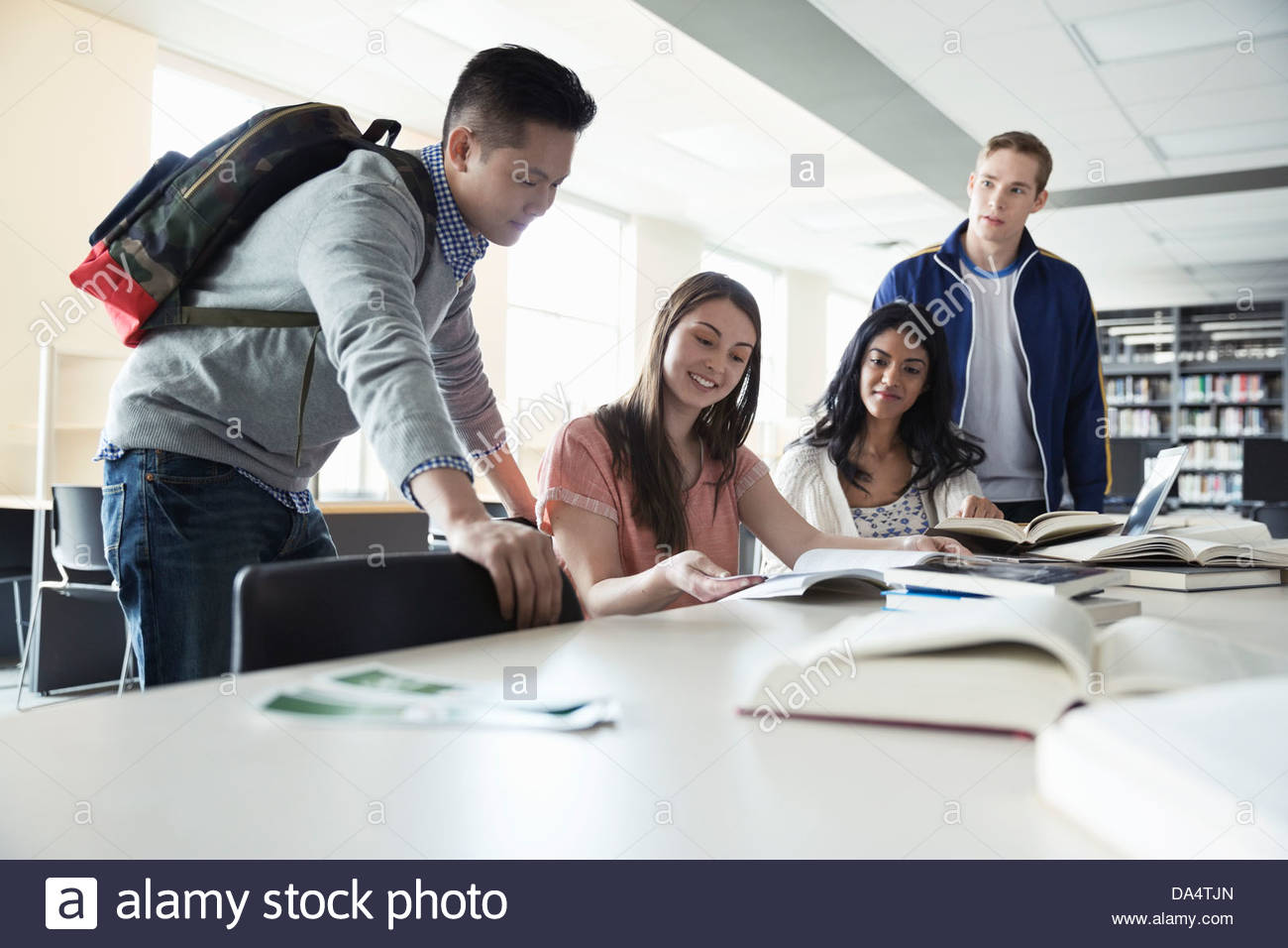 College group library hi-res stock photography and images - Alamy