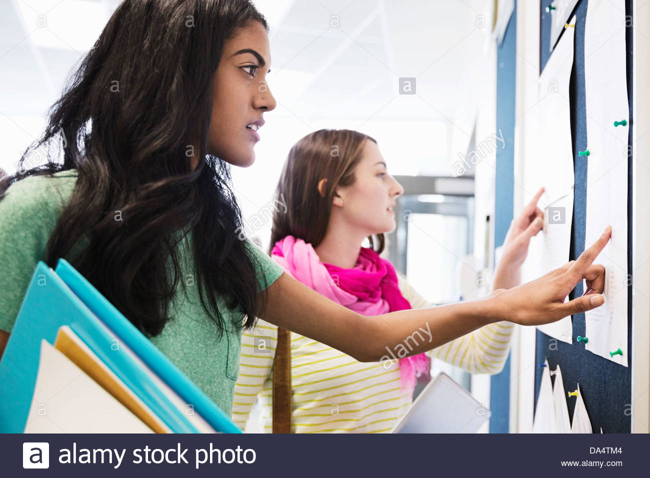 Students looking at bulletin board hi-res stock photography and images ...