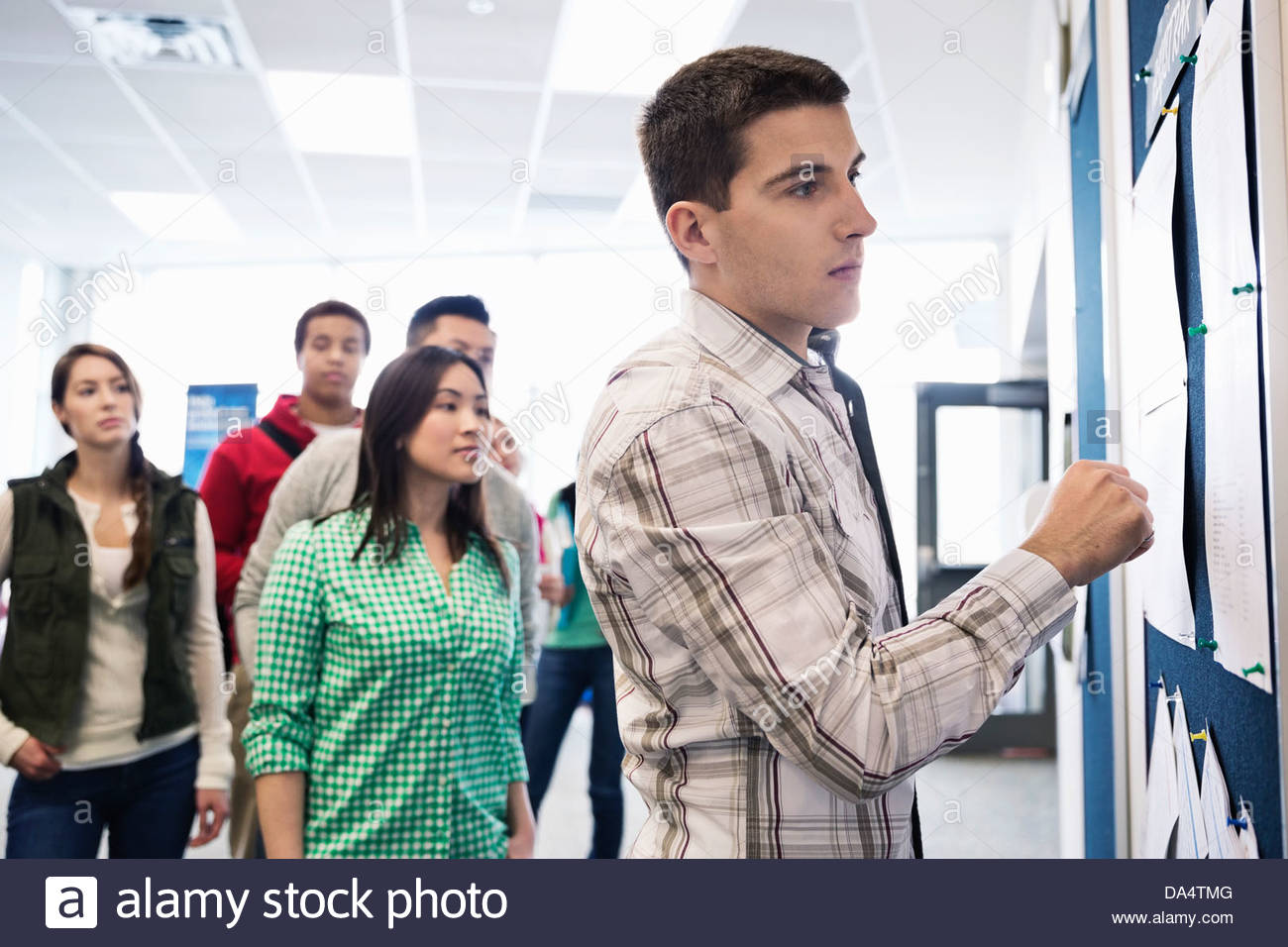 Students looking notice board hi-res stock photography and images - Alamy