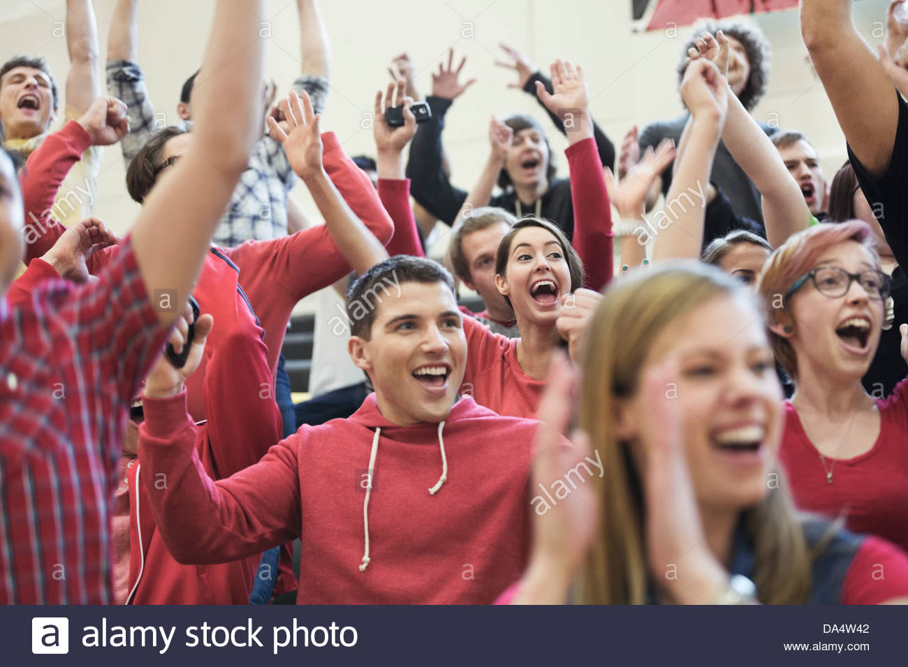 Cheering large group of people hi-res stock photography and images - Alamy