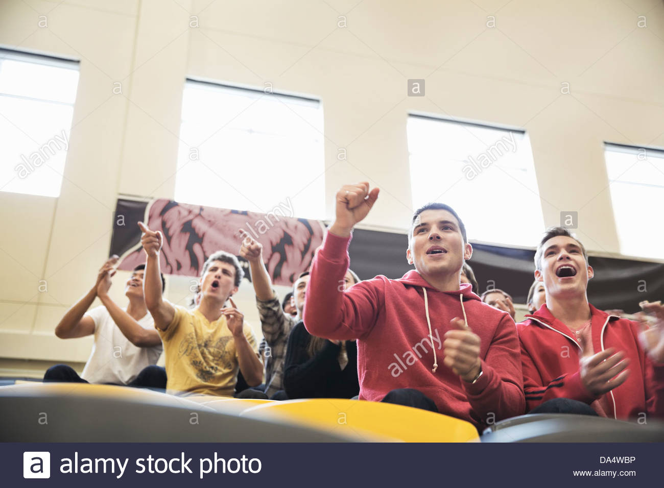 University crowd low angle hi-res stock photography and images - Alamy