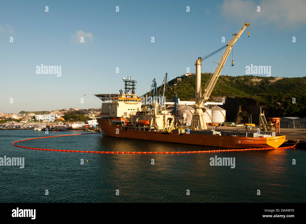 Rio de janeiro port loading ship hi-res stock photography and images ...