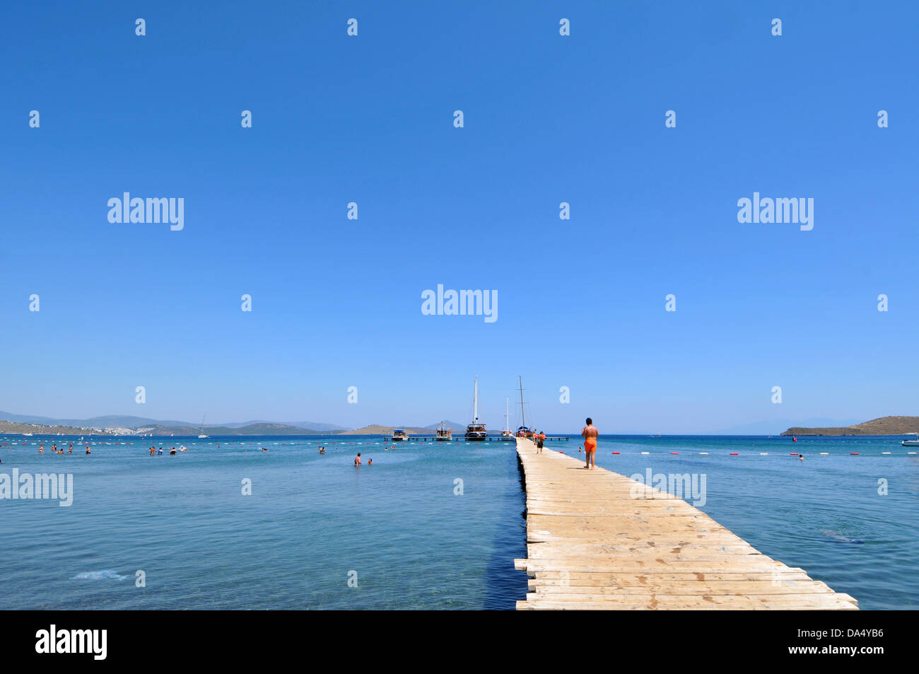 Pier sea people seaside beach sunny hi-res stock photography and images ...