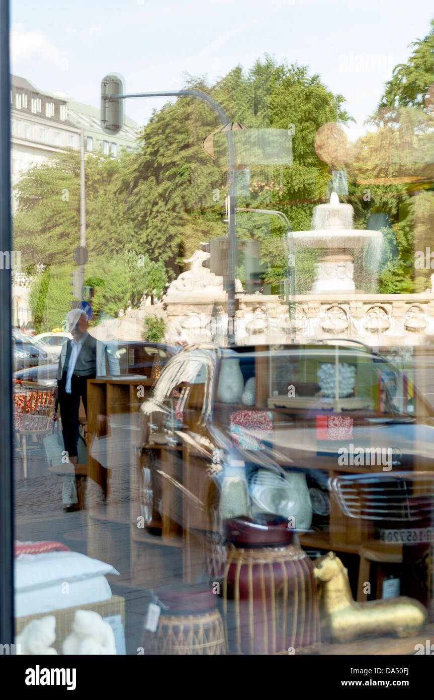 Shopwindow near Lenbachplatz, Munich with Wittelsbacher Brunnen in ...