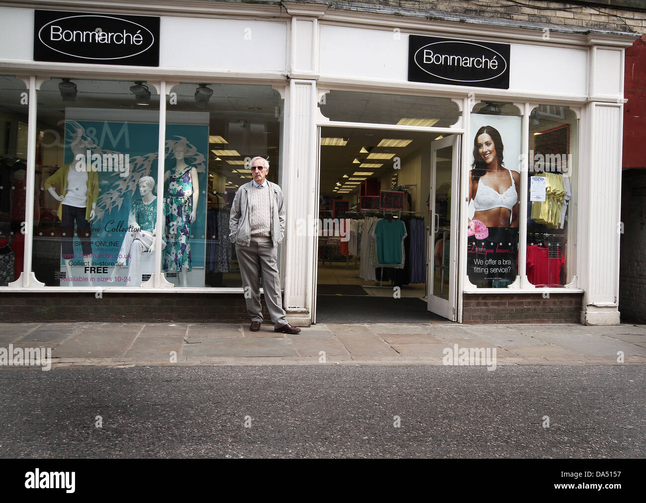 Man waiting outside shop for wife hi-res stock photography and images ...