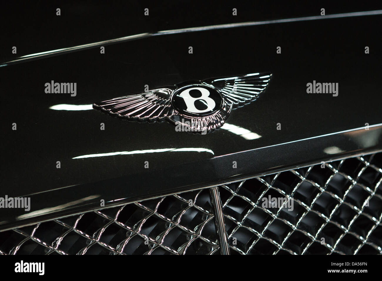 Bentley logo hi-res stock photography and images - Alamy