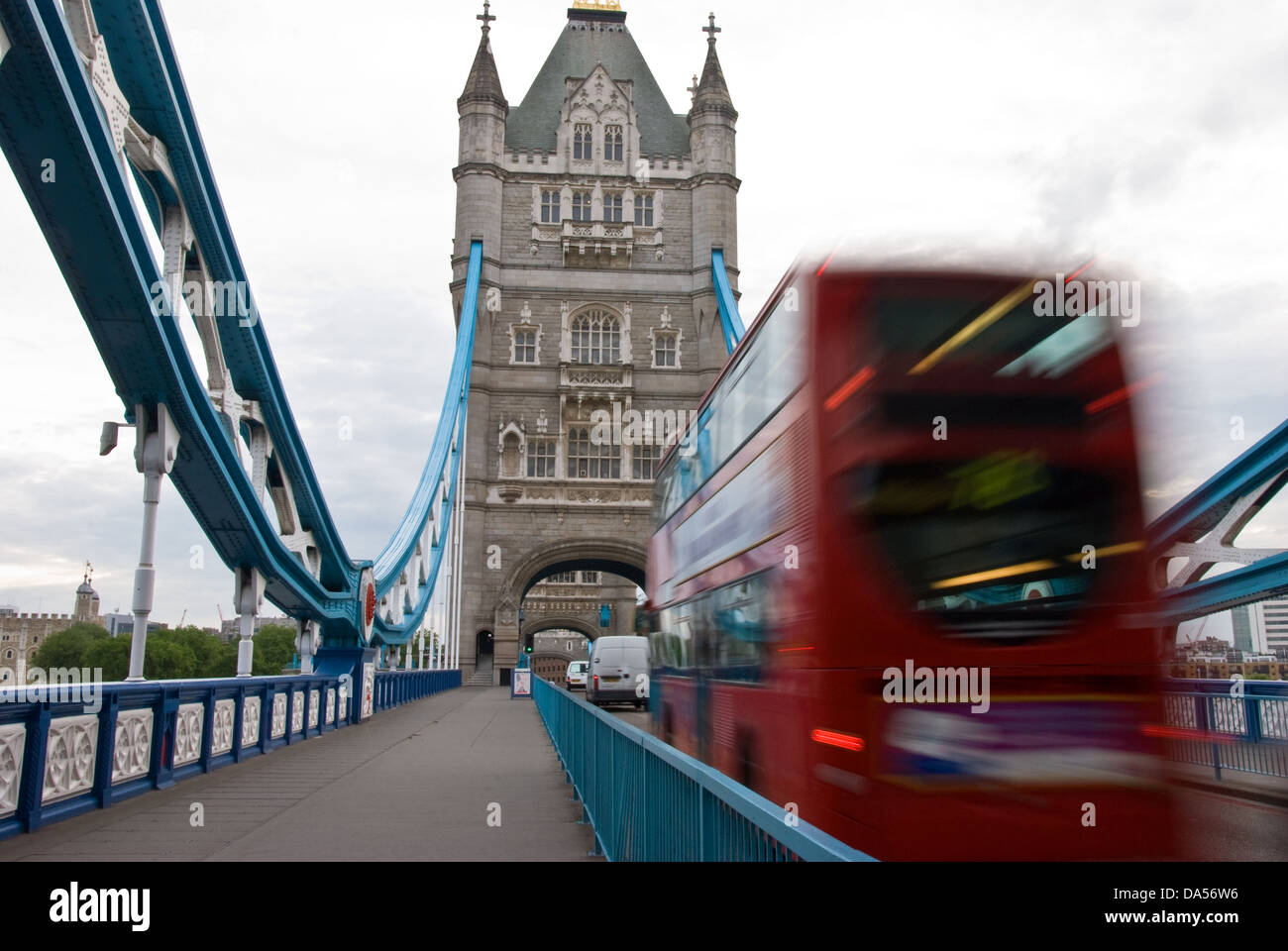 London bus tower bridge hi-res stock photography and images - Alamy