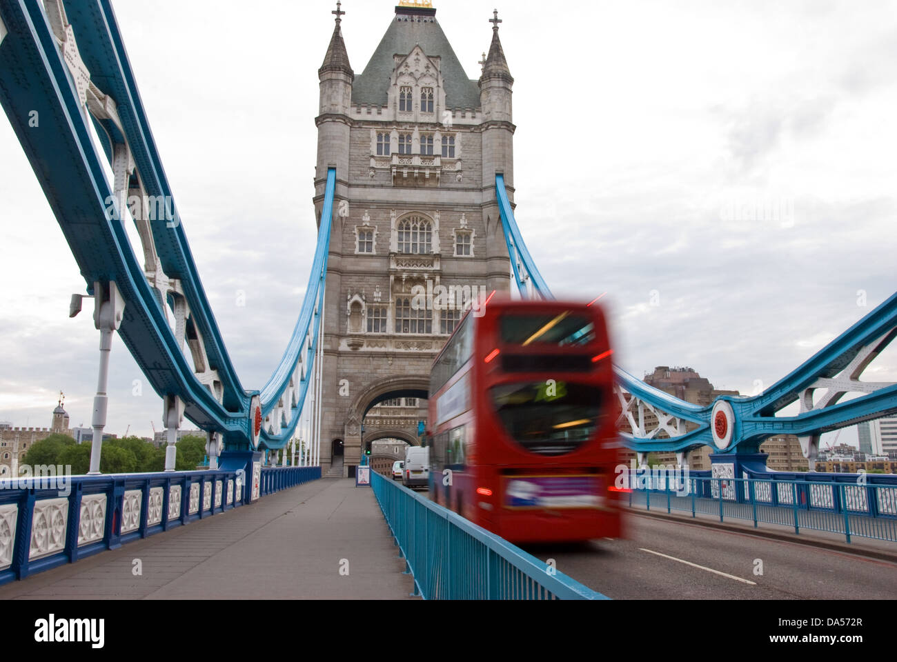 London bus tower bridge hi-res stock photography and images - Alamy