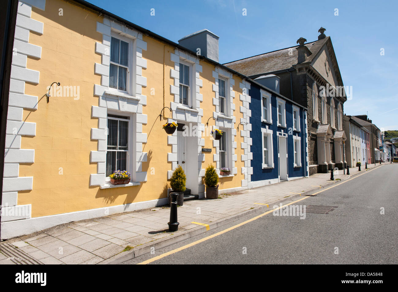 Yellow and white fronted house, Aberaeron Stock Photo - Alamy