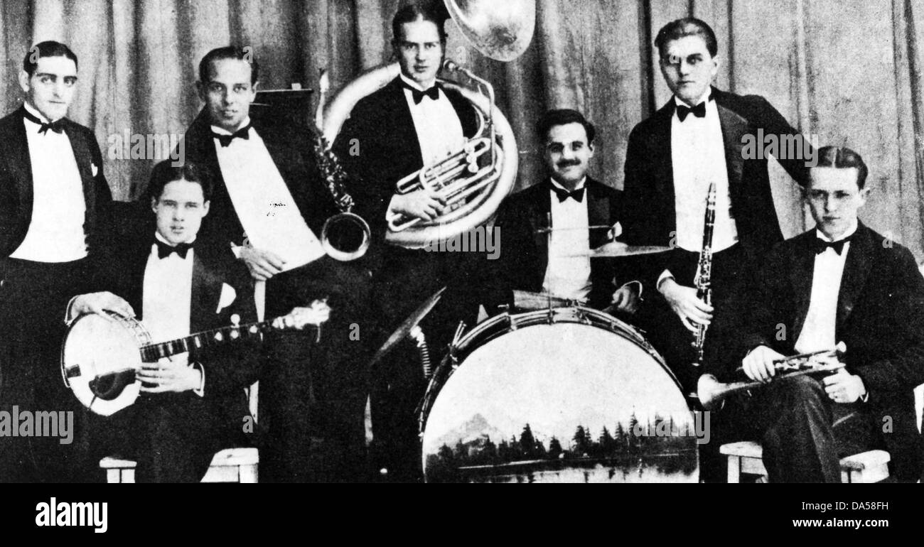 THE WOLVERINES US Jazz orchestra about 1925 with Bix Beiderbeck seated ...