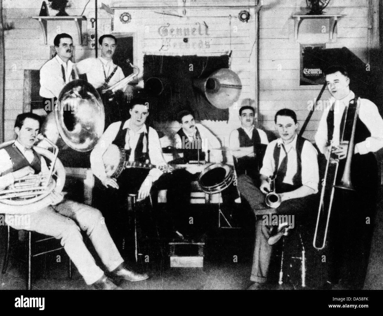 THE WOLVERINES US jazz orchestra in 1923 with Bix Beiderbecke seated ...