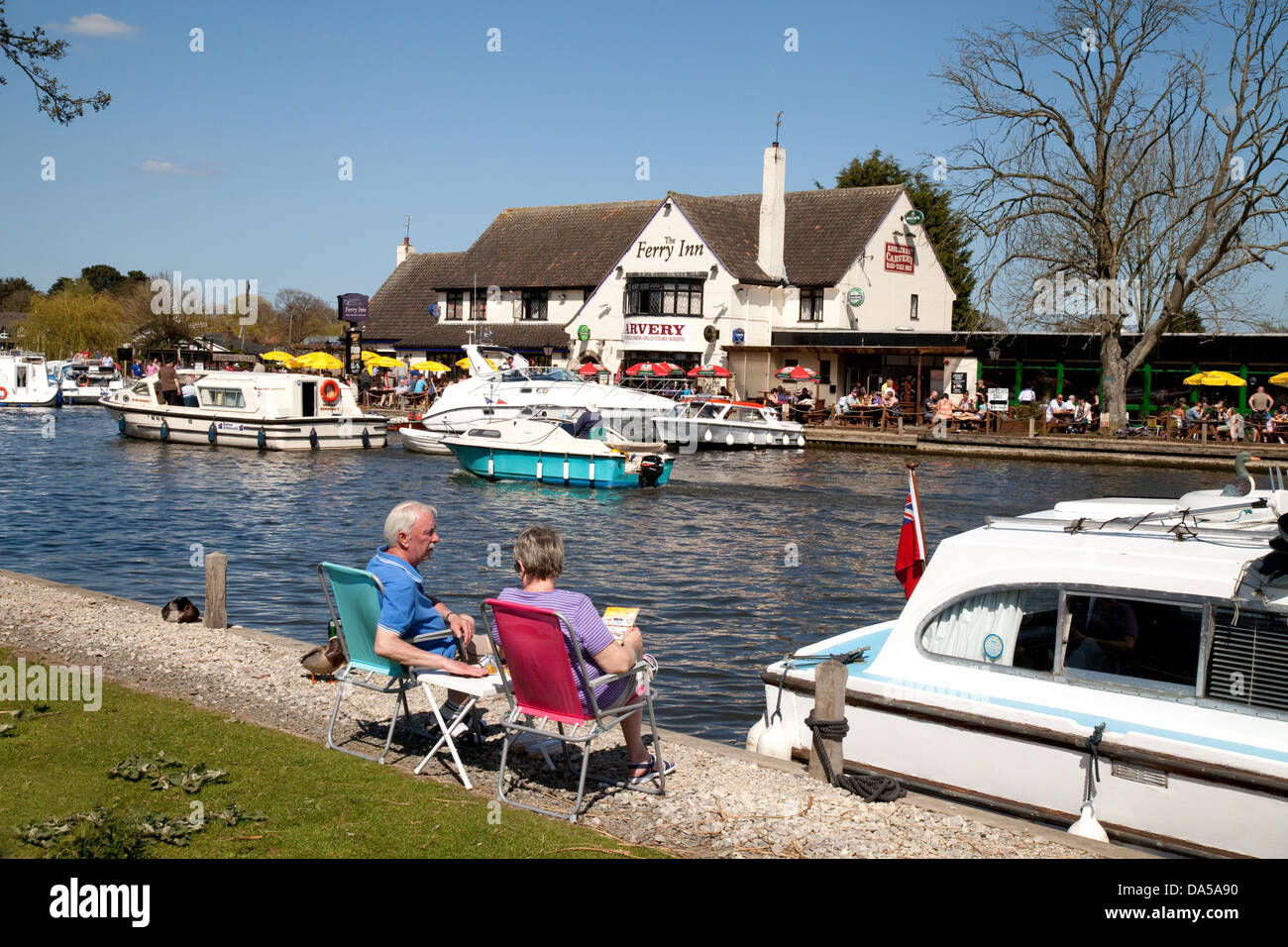 Norfolk broads pub hi-res stock photography and images - Alamy
