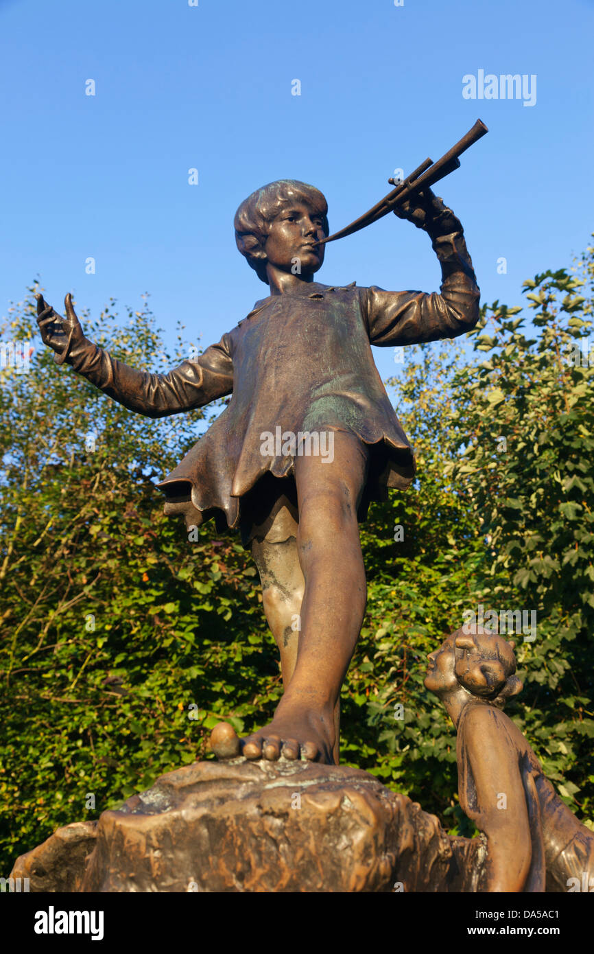 Peter pan statue hyde park hi-res stock photography and images - Alamy