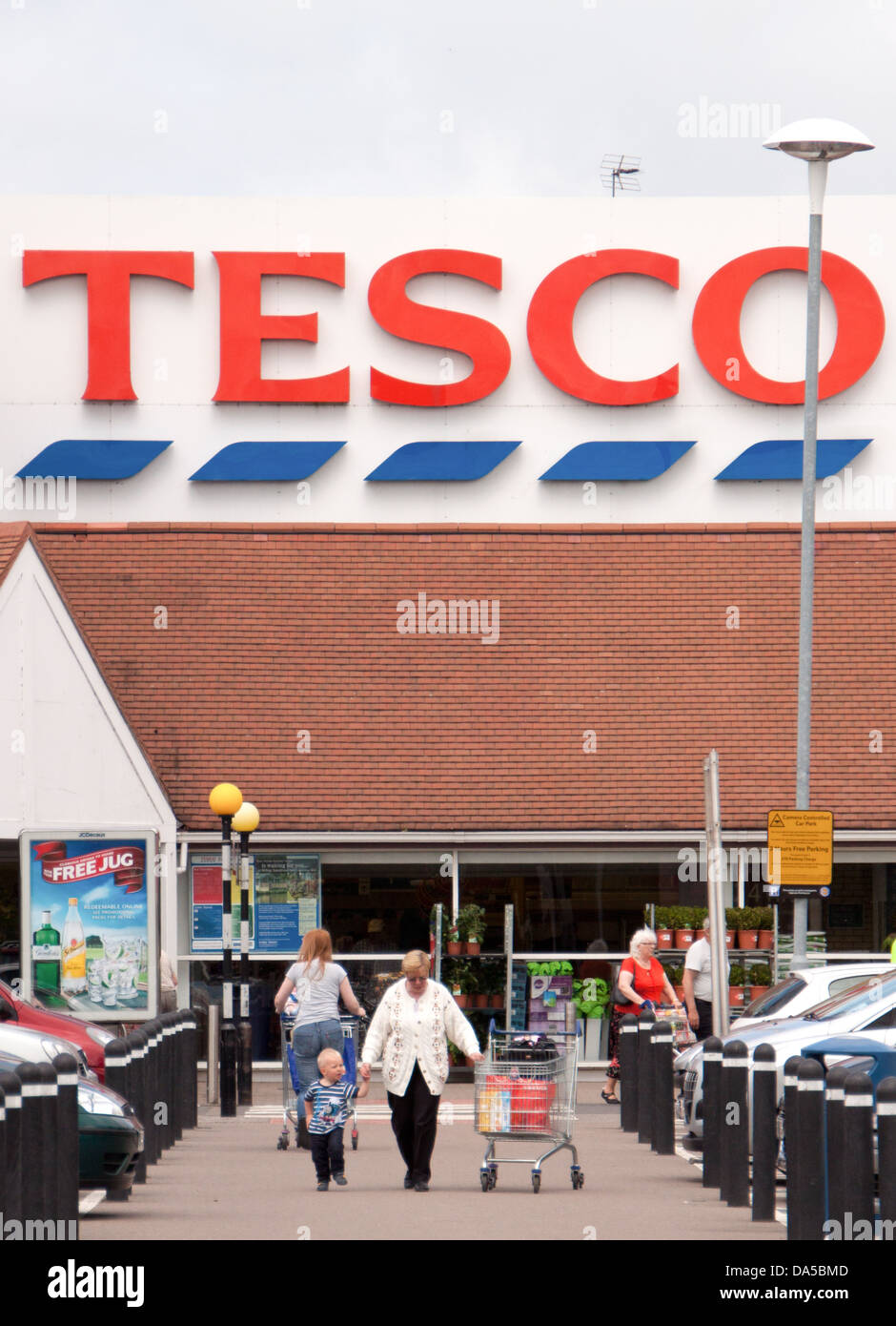 Lady tesco hi-res stock photography and images - Alamy