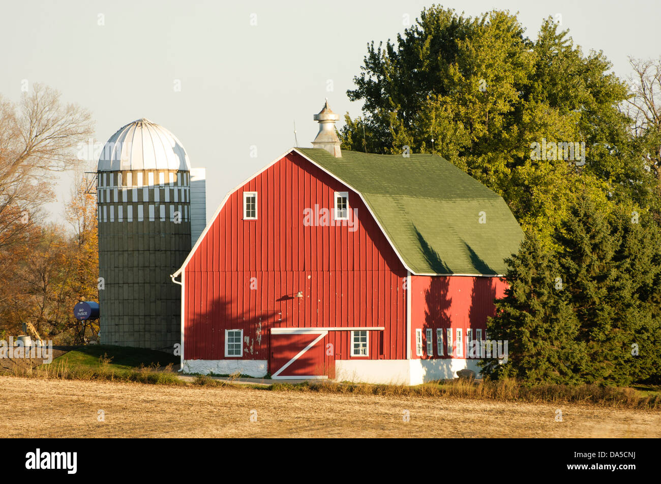 Farm red barn silo hi-res stock photography and images - Alamy