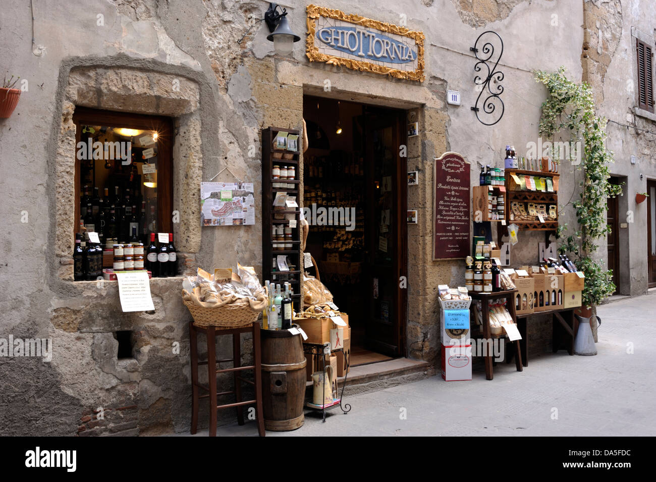 Italy village streets shops hi-res stock photography and images - Alamy