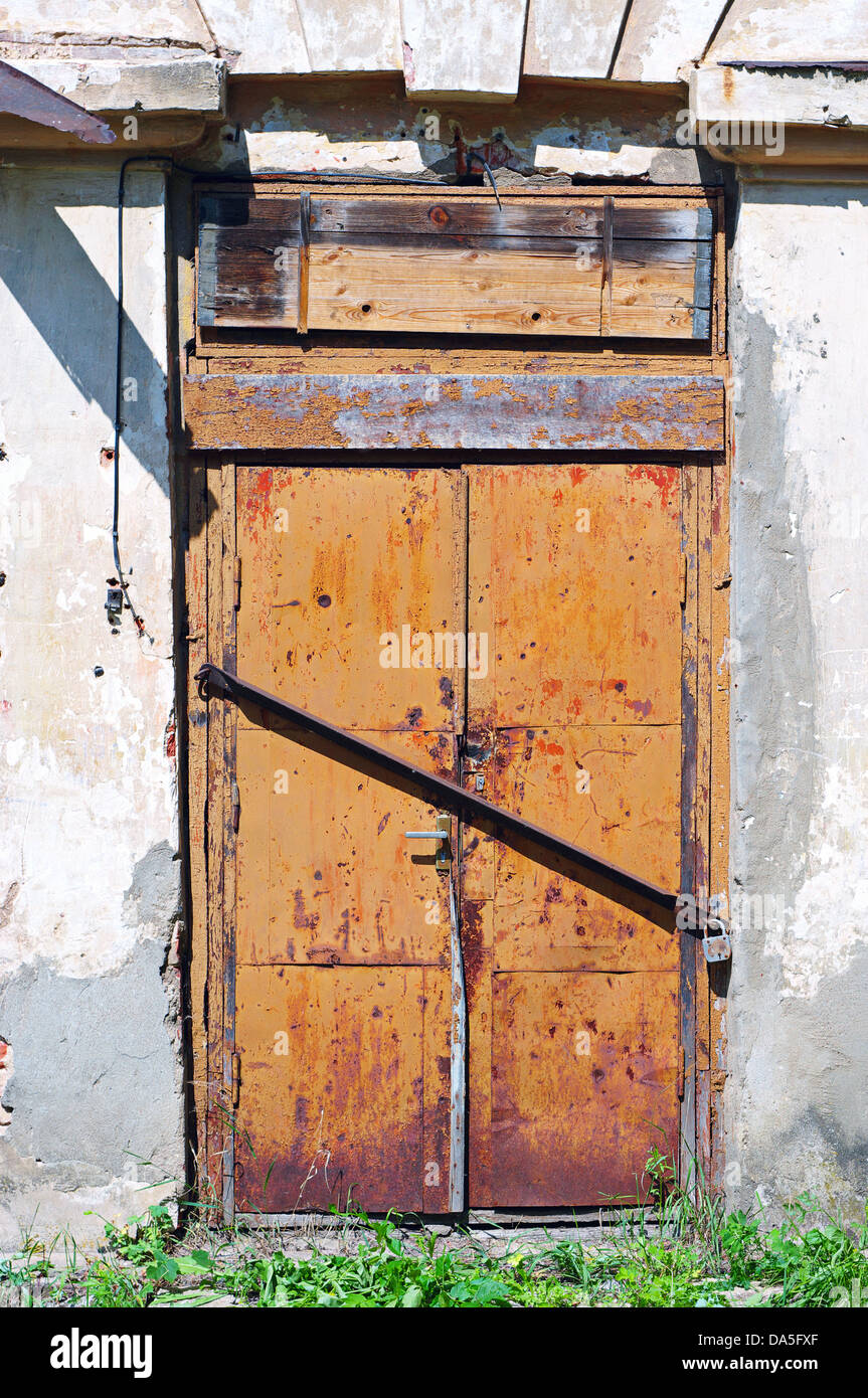 Old metal door with rust Stock Photo - Alamy